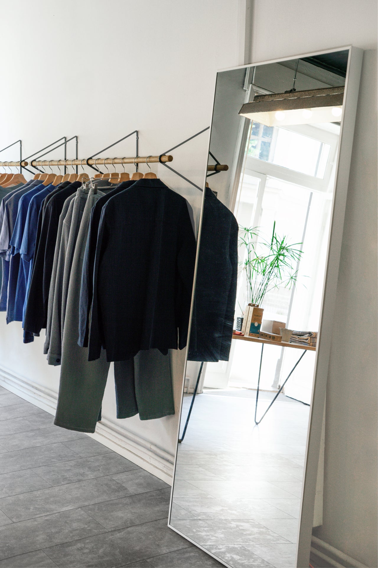 SOLID coatrack Black – Result Objects